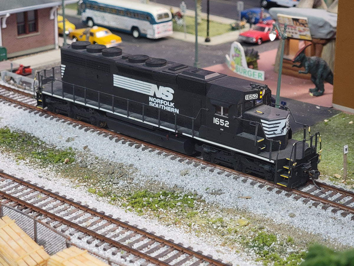 Kato 37-2711 HO Scale EMD SD40-2 Diesel NS 1652 with DCC - USED — White ...