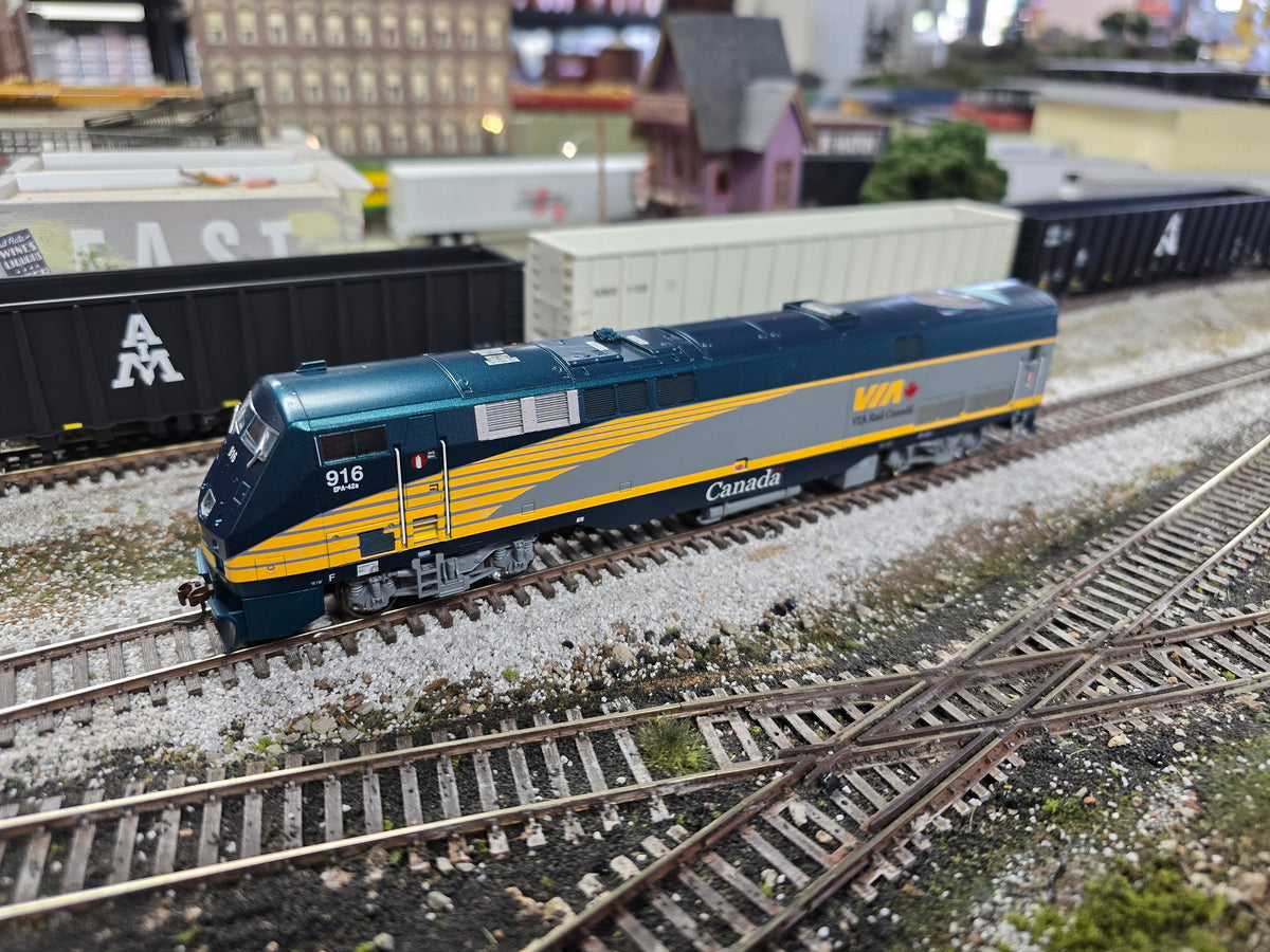 Athearn 99429 HO Scale GE P42DC Diesel VIA Rail 916 - NOS — White Rose Hobbies