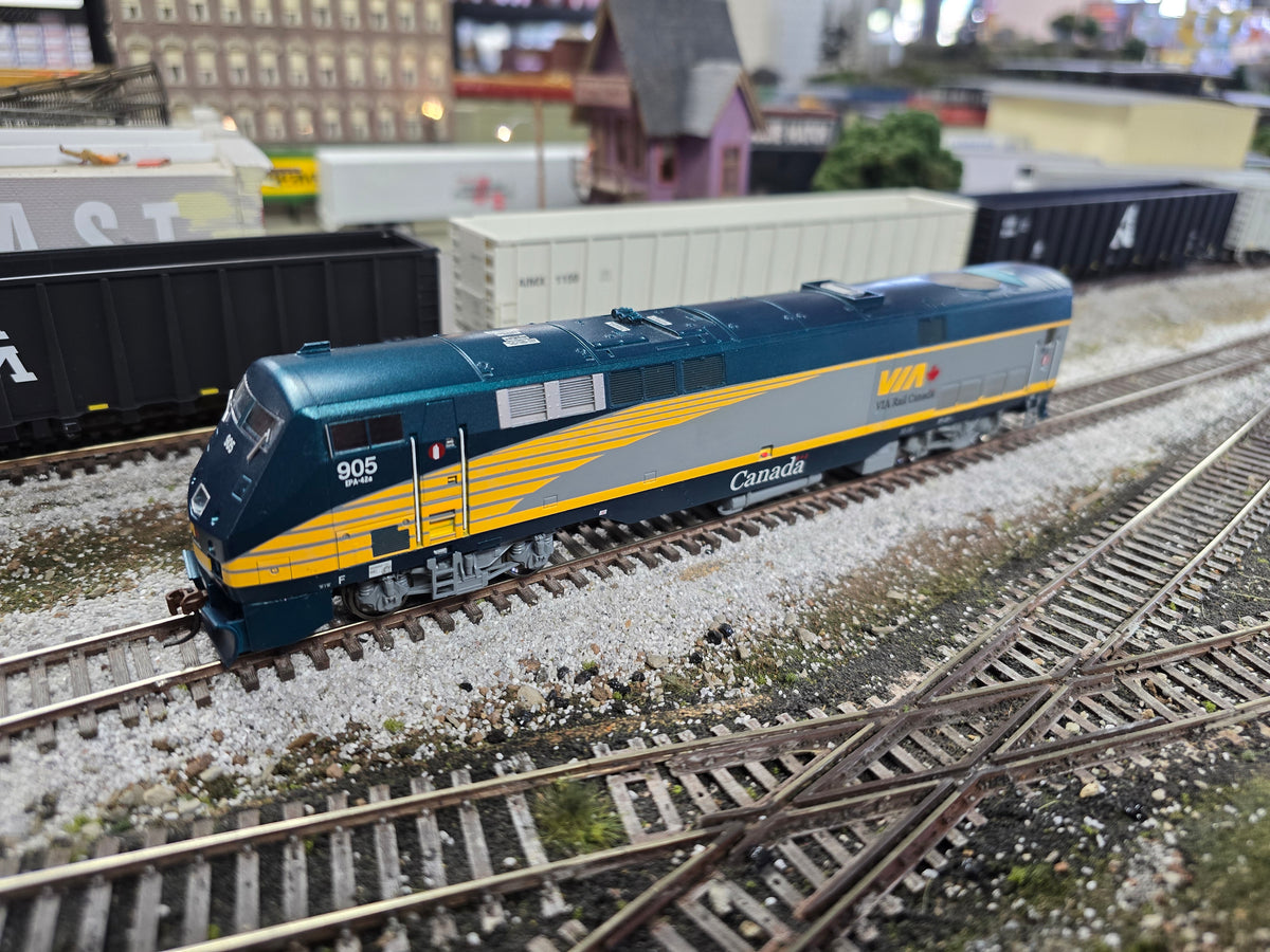 Athearn 99428 HO Scale GE P42DC Diesel VIA Rail 905 - NOS — White Rose Hobbies