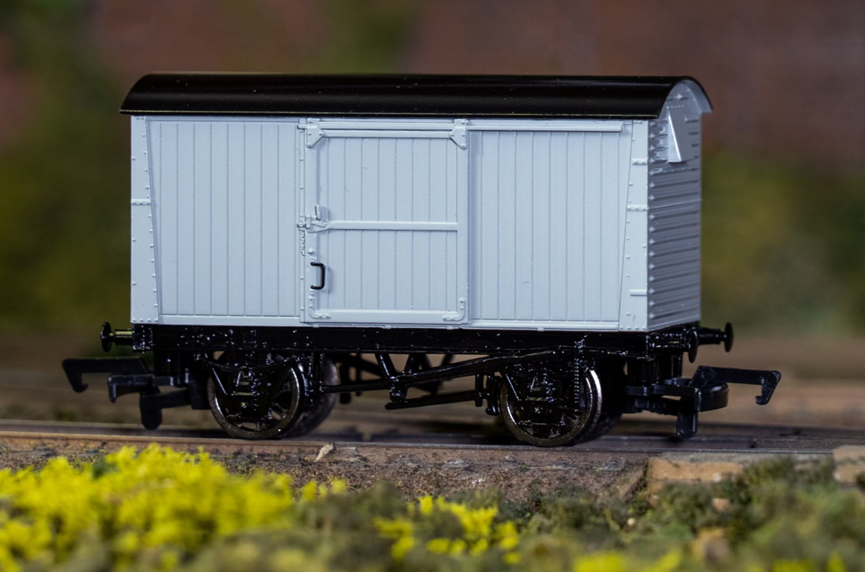 Bachmann 77412 HO Scale Thomas & Friends 12 Ton Box Van - Gray — White ...