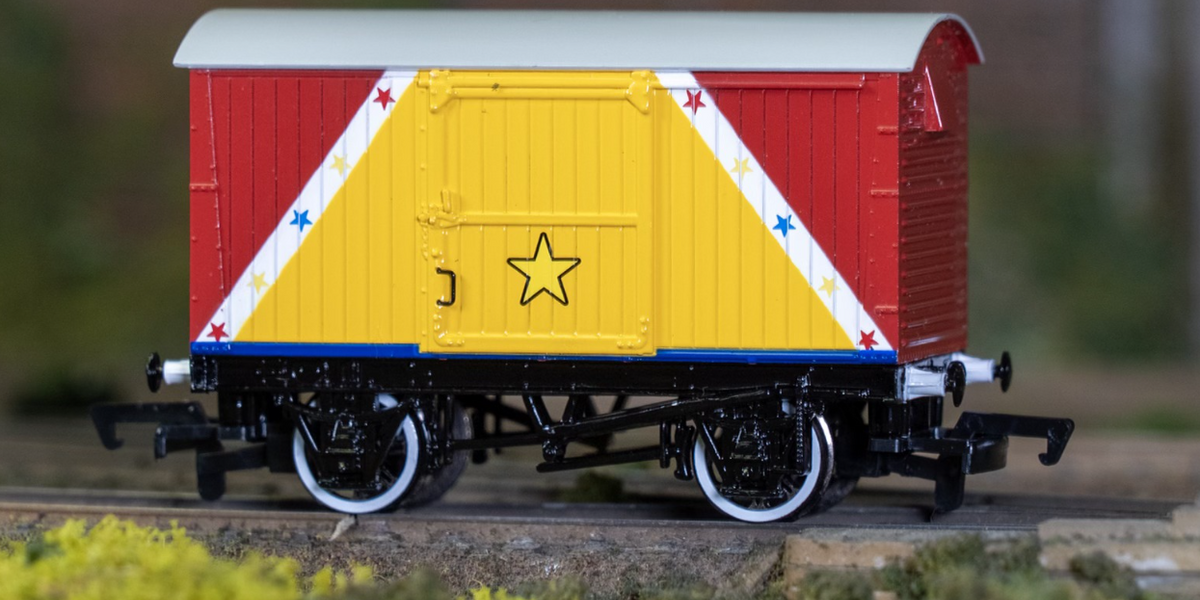 Bachmann 77414 HO Scale Thomas & Friends 12 Ton Box Van - Funfair Red ...