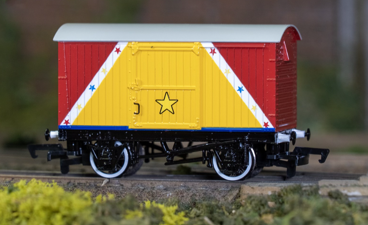 Bachmann 77414 HO Scale Thomas & Friends 12 Ton Box Van - Funfair Red ...