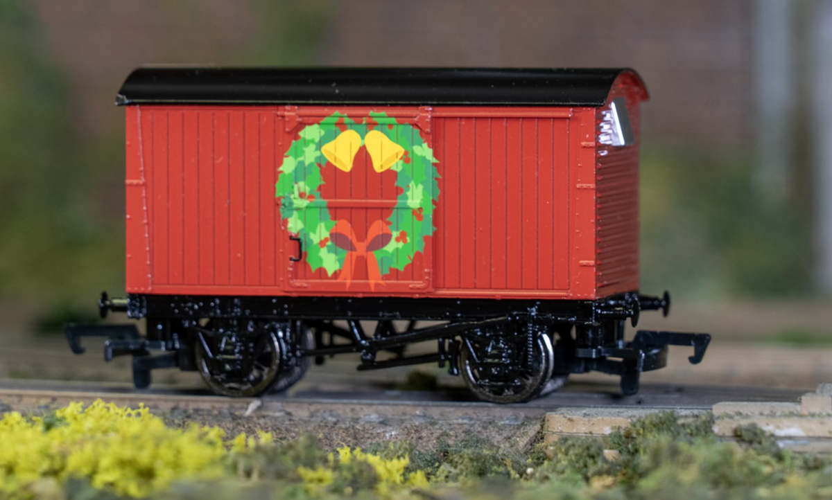 Bachmann 77415 HO Scale Thomas & Friends 12 Ton Box Van - Christmas Wr ...