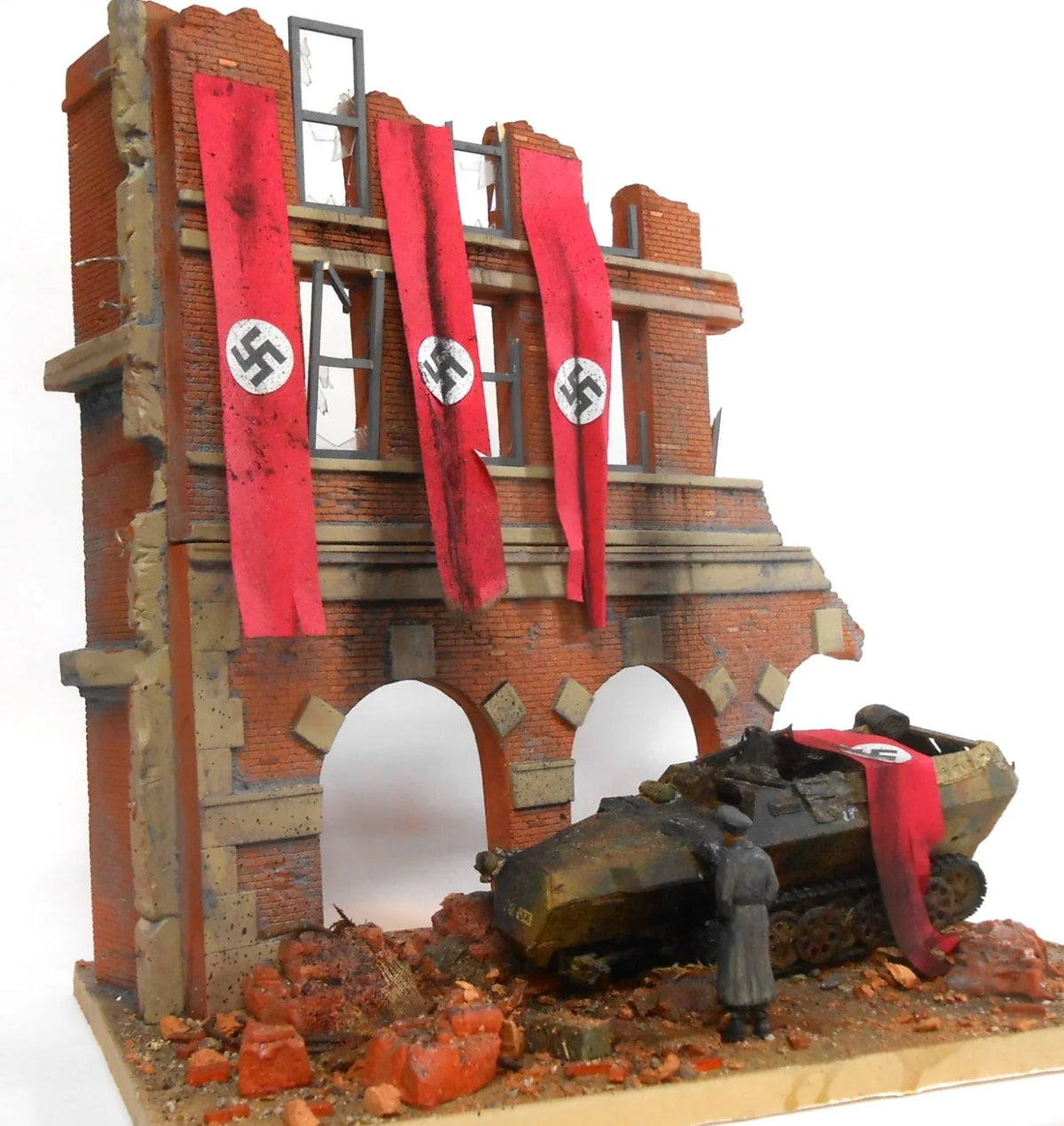 Dioramas Plus 24 1/35 Fall of Berlin 1945 German Street Ruined Buildin ...