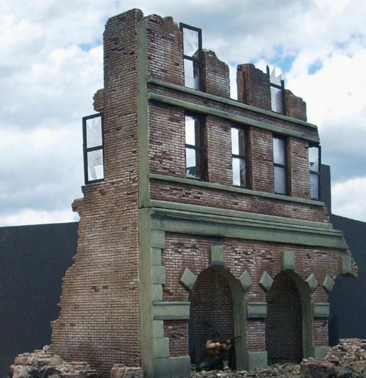 Dioramas Plus 5 1/35 Ruined Brick Factory Building (11"x6"x11") — White ...
