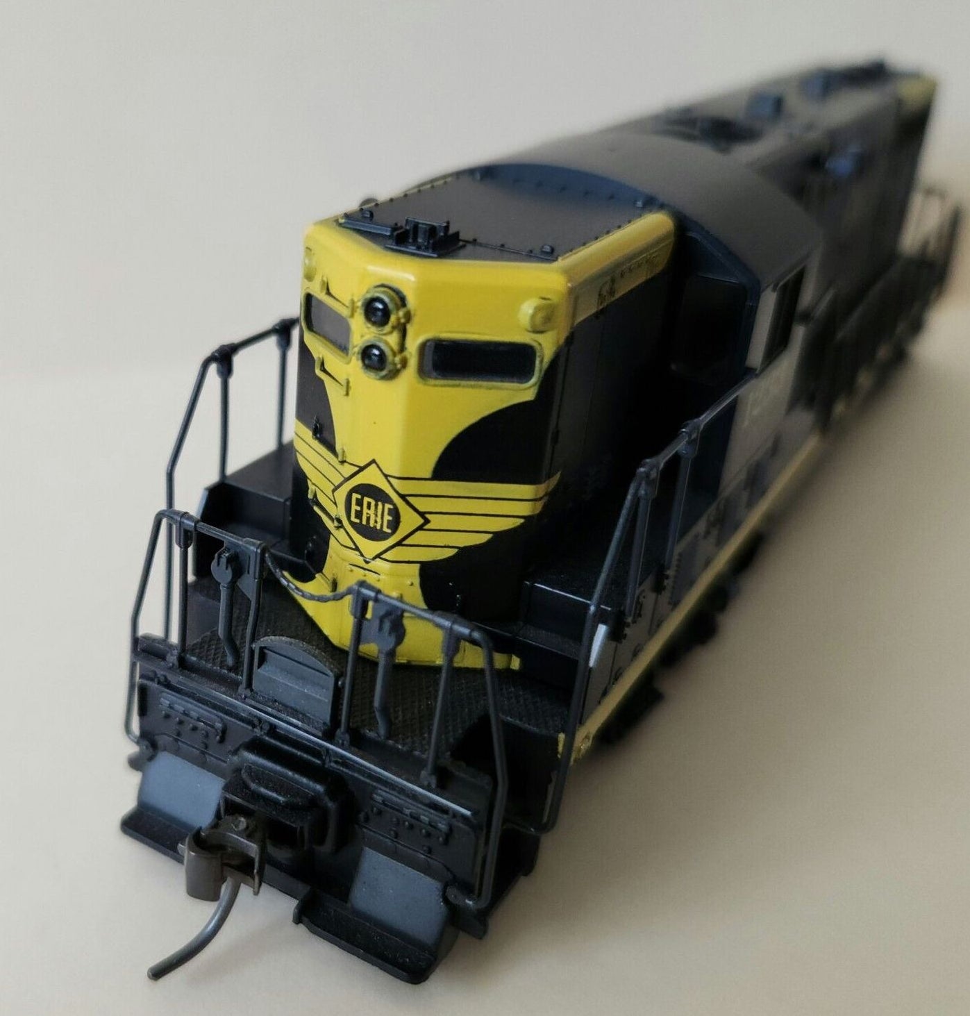 Atlas (Yellow Box) 8232 HO Scale EMD GP7 Diesel Erie 1233 - NOS — White ...