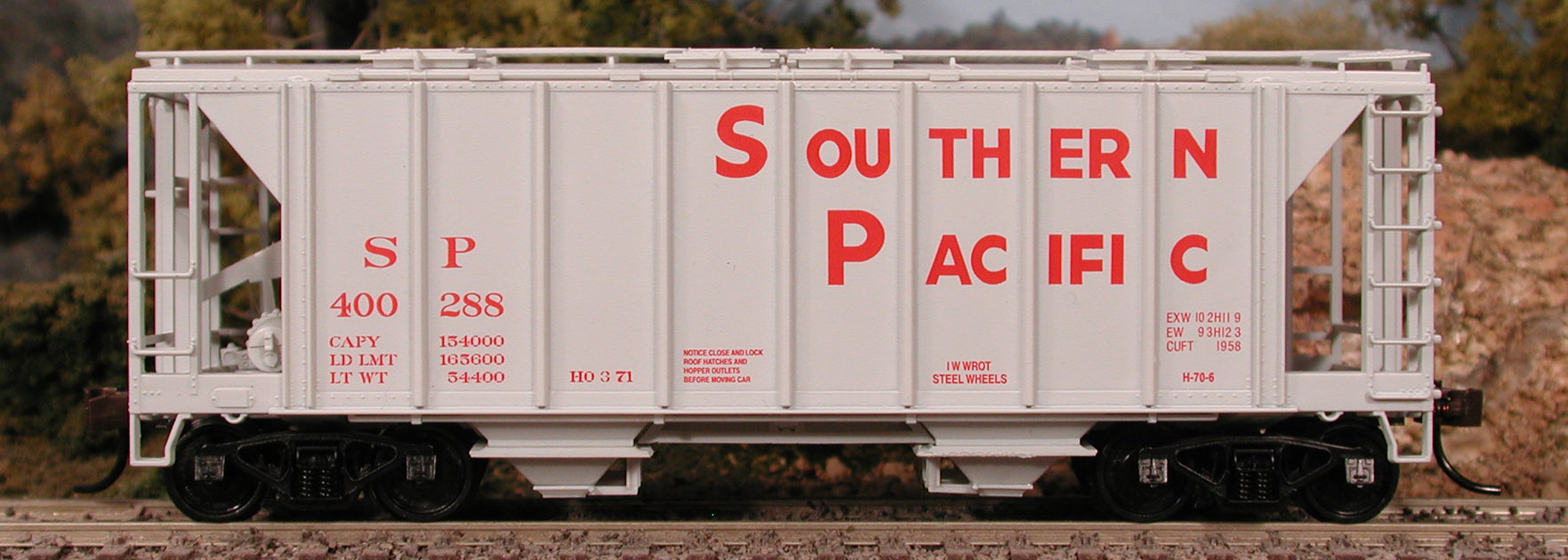 Bowser 56871 HO Scale 70 Ton 2 Bay Covered Hopper Kit Southern Pacific ...